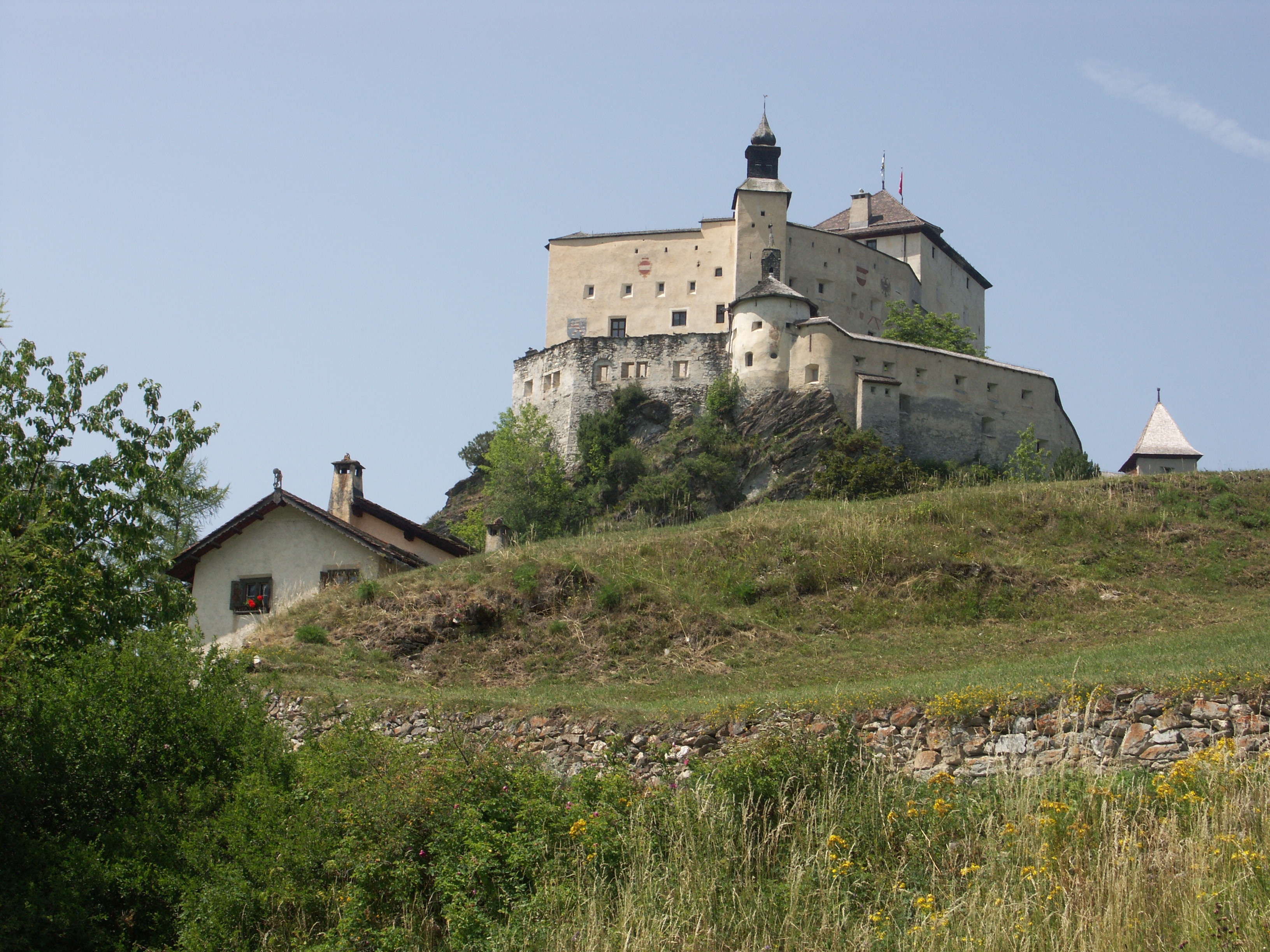 Ferienwohnung Schloss Tarasp, Scuol: Ferienhäuser & mehr | FeWo-direkt